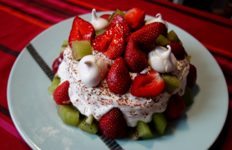 Pavlova par Yann, un dessert meringue, chantilly et 2 fruits
